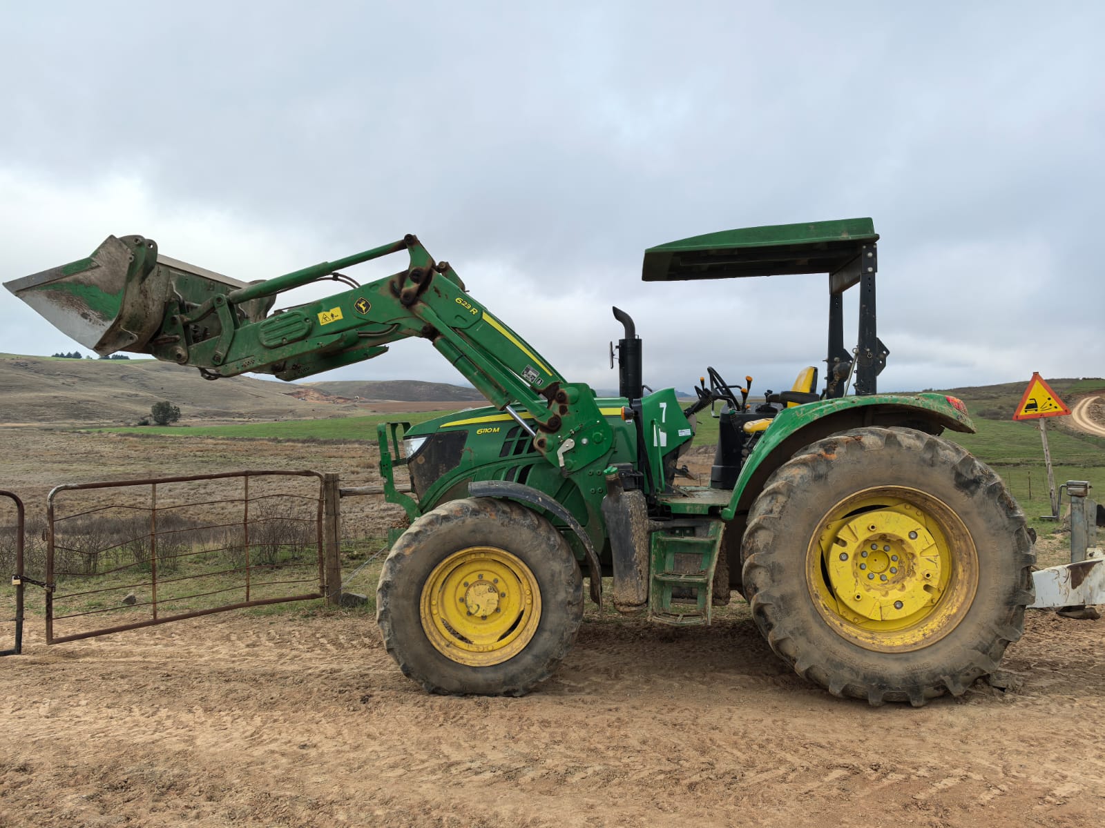 John Deere 6110 met laaigraaf - Farmer Trade