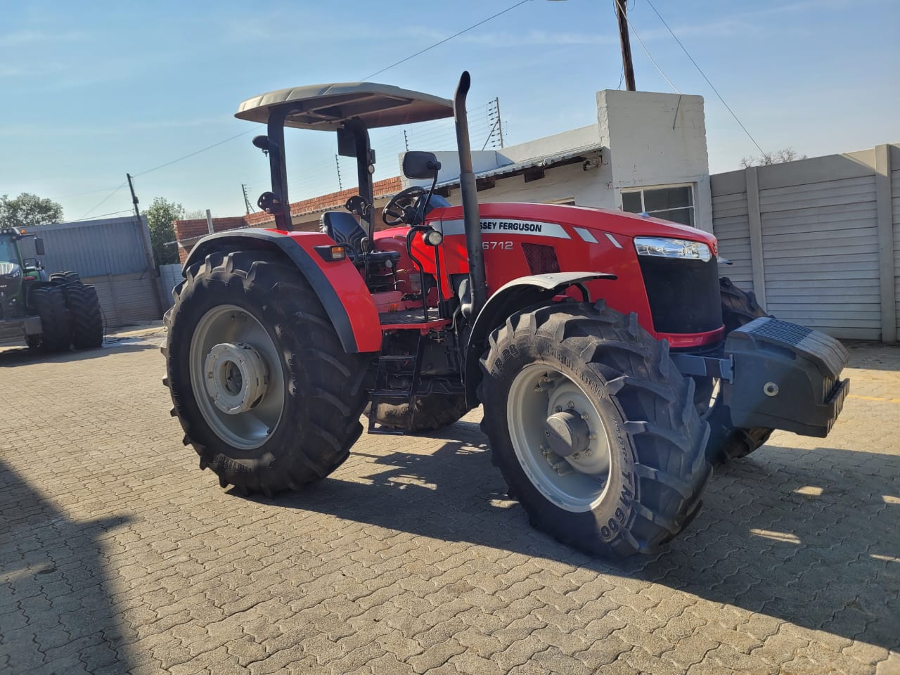 Massey Ferguson tractor 6712 4x4 - Farmer Trade